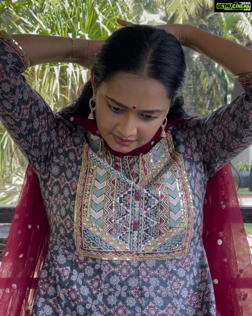 Actress Divya Padmini HD Instagram Photos and Wallpapers November 2022 ...