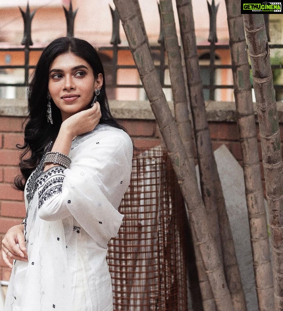 Actress Dushara Vijayan HD Instagram Photos and Wallpapers September ...