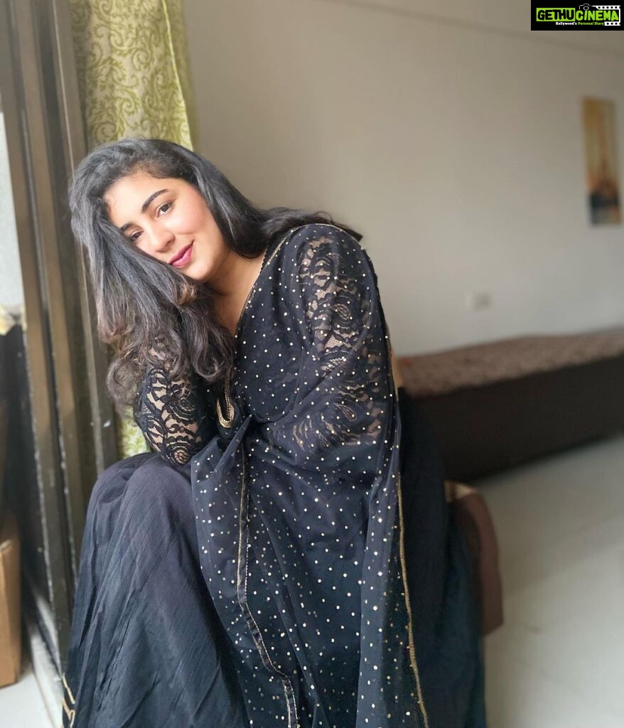 Actress Geetika Mehandru HD Instagram Photos and Wallpapers April 2022 ...