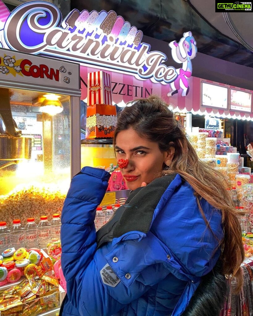 Actress Karishma Sharma HD Photos and Wallpapers June 2020 - Gethu Cinema