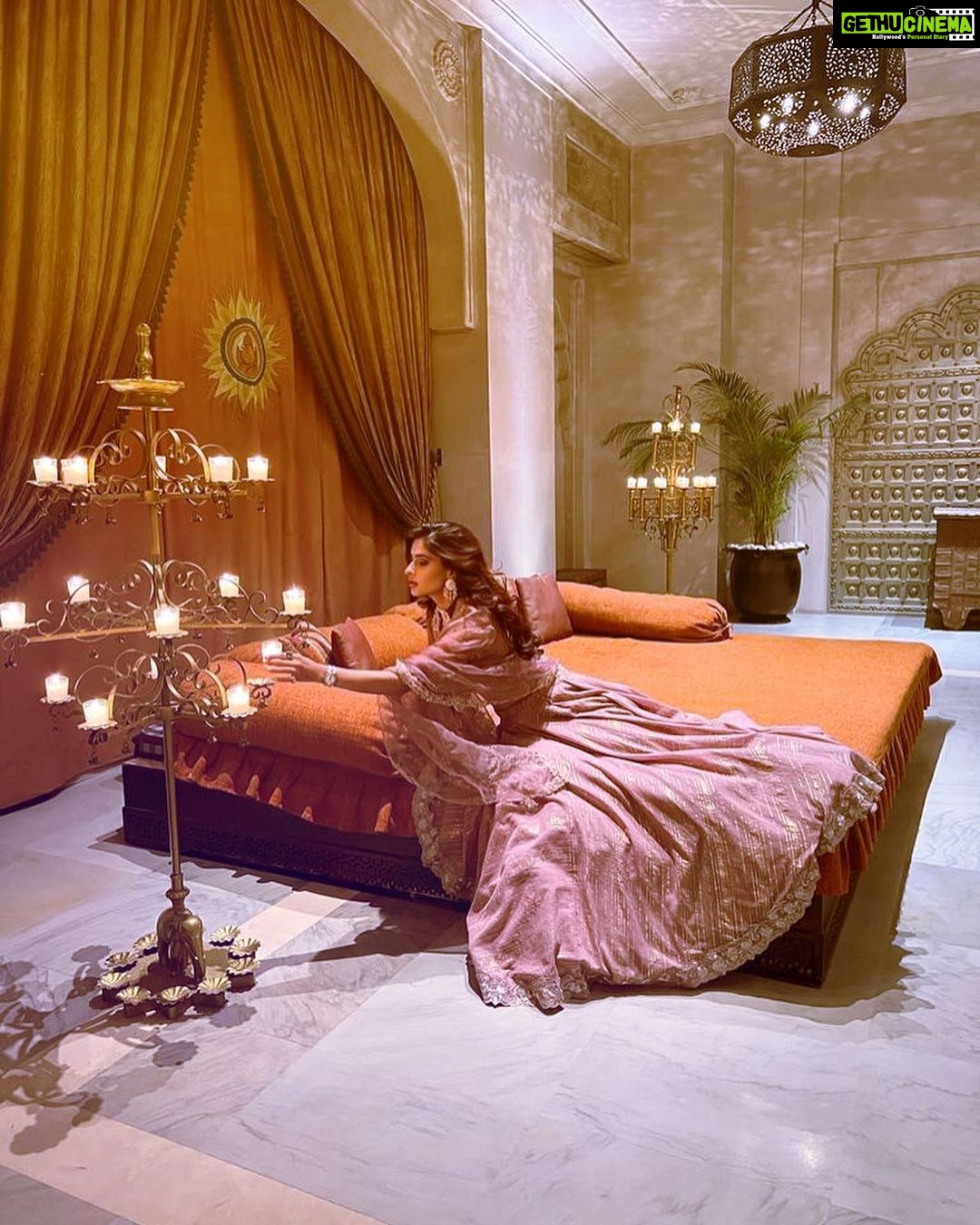 Karishma Sharma Instagram – Ek nayi si dosti aasmaan se ho gayi Zameen ...