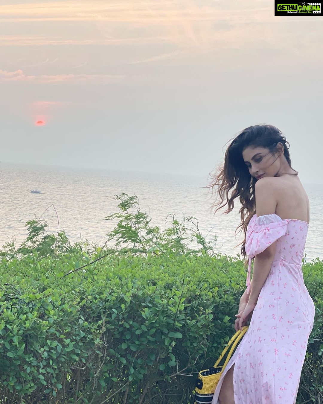 Actress Mouni Roy HD Instagram Photos and Wallpapers December 2022 ...