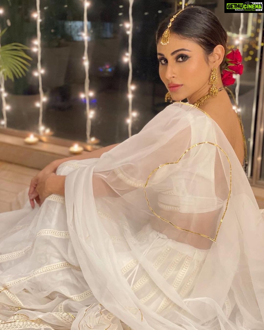 Actress Mouni Roy HD Instagram Photos and Wallpapers December 2022 ...