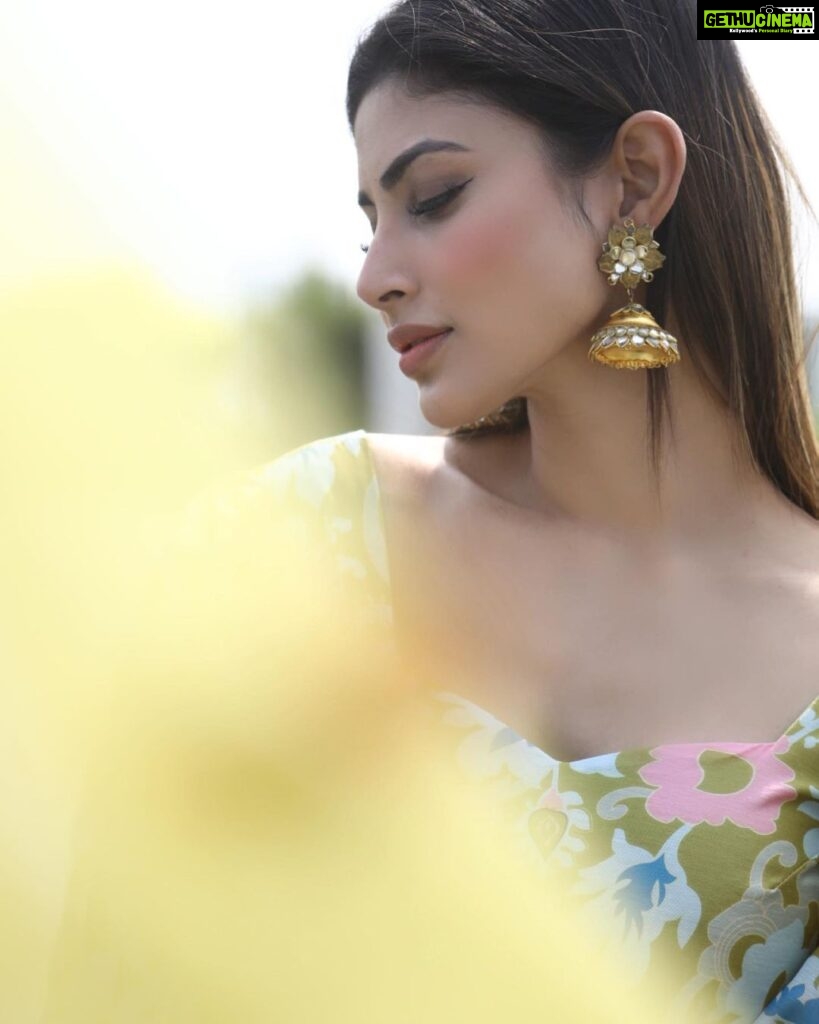 Actress Mouni Roy HD Instagram Photos and Wallpapers December 2022 ...