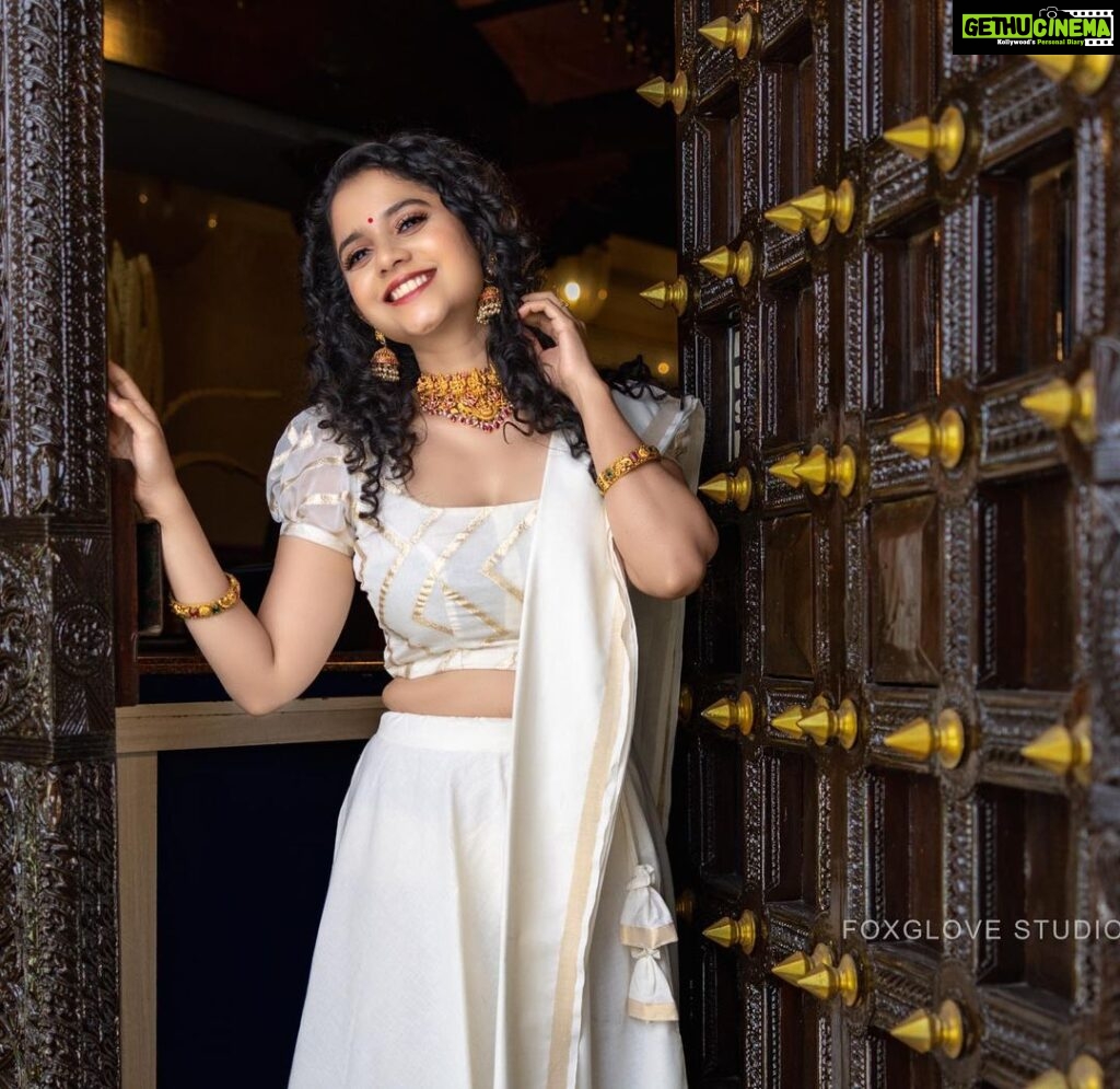 Actress Namita Krishnamurthy HD Instagram Photos and Wallpapers ...