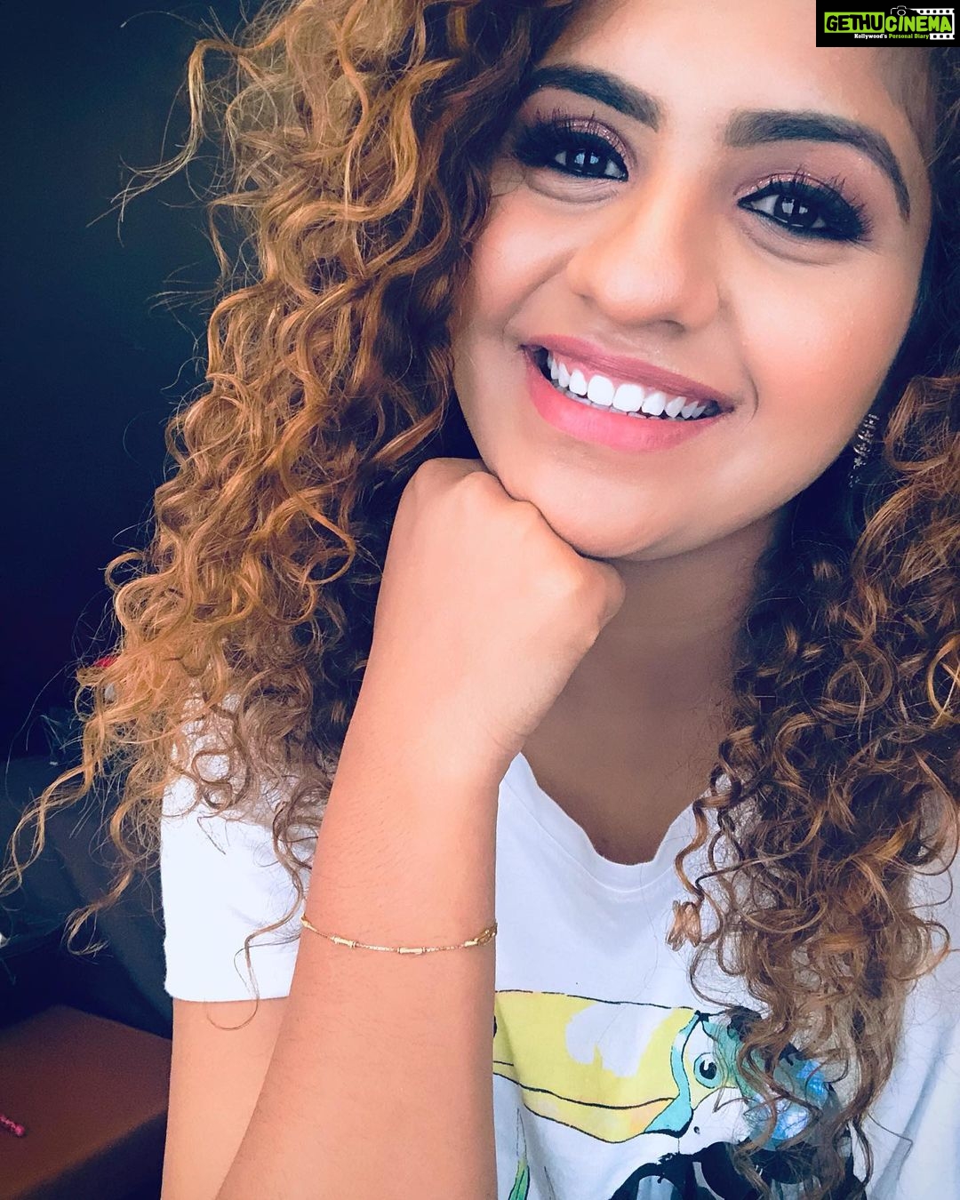 Actress Noorin Shereef HD Photos and Wallpapers August 2019 - Gethu Cinema