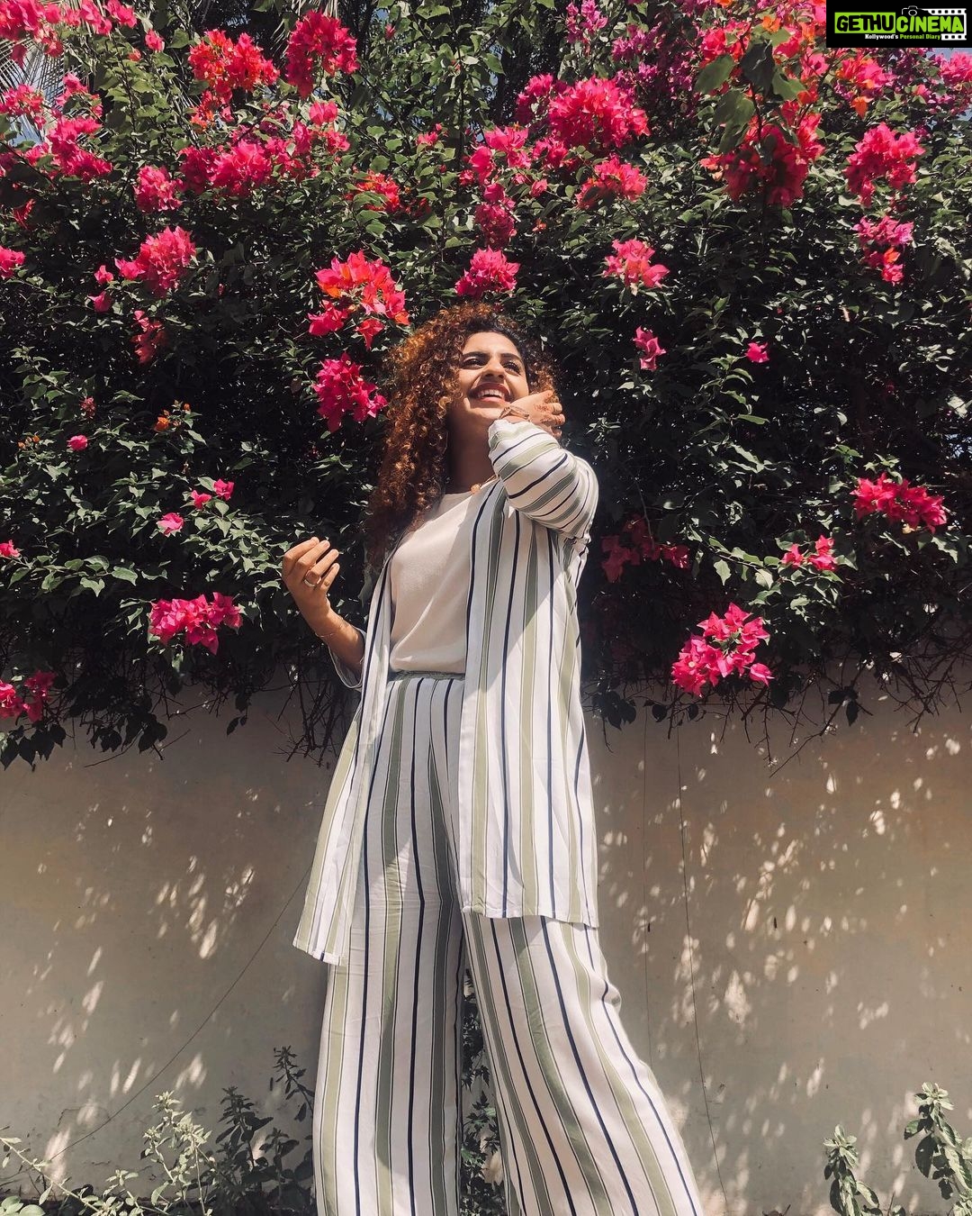 Actress Noorin Shereef HD Photos and Wallpapers July 2019 - Gethu Cinema