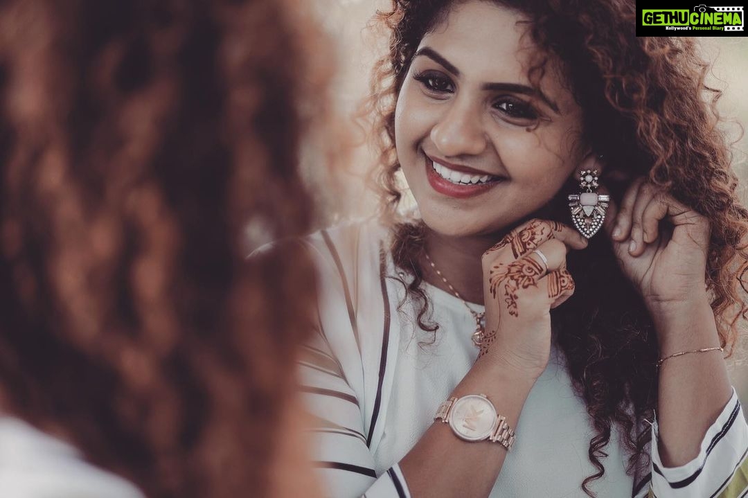 Actress Noorin Shereef HD Photos and Wallpapers July 2019 - Gethu Cinema