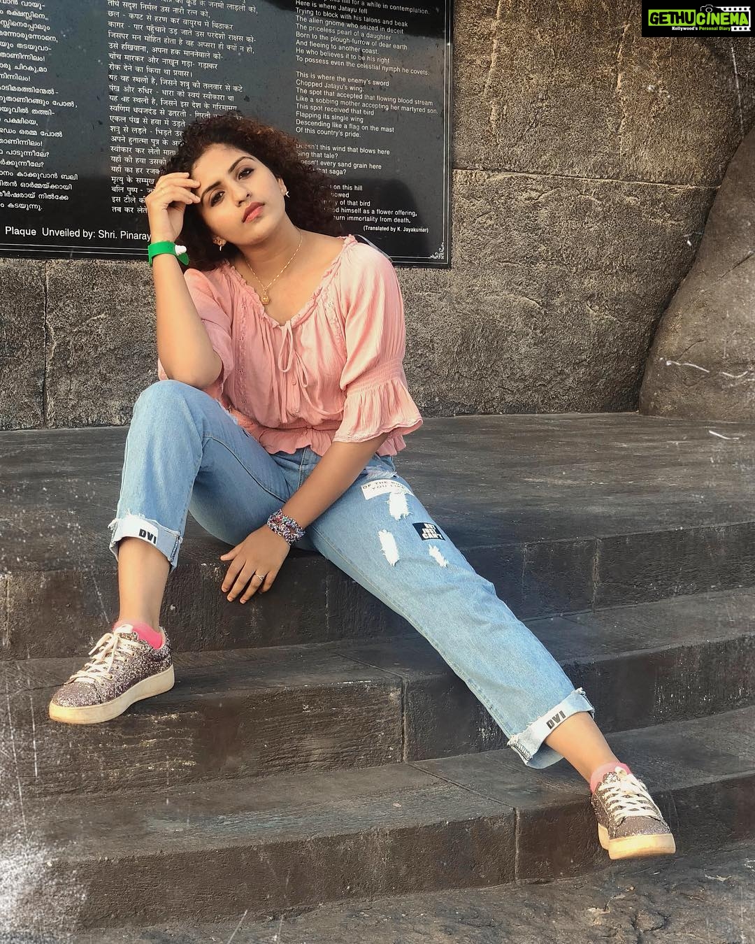 Actress Noorin Shereef HD Instagram Photos and Wallpapers February 2019 ...