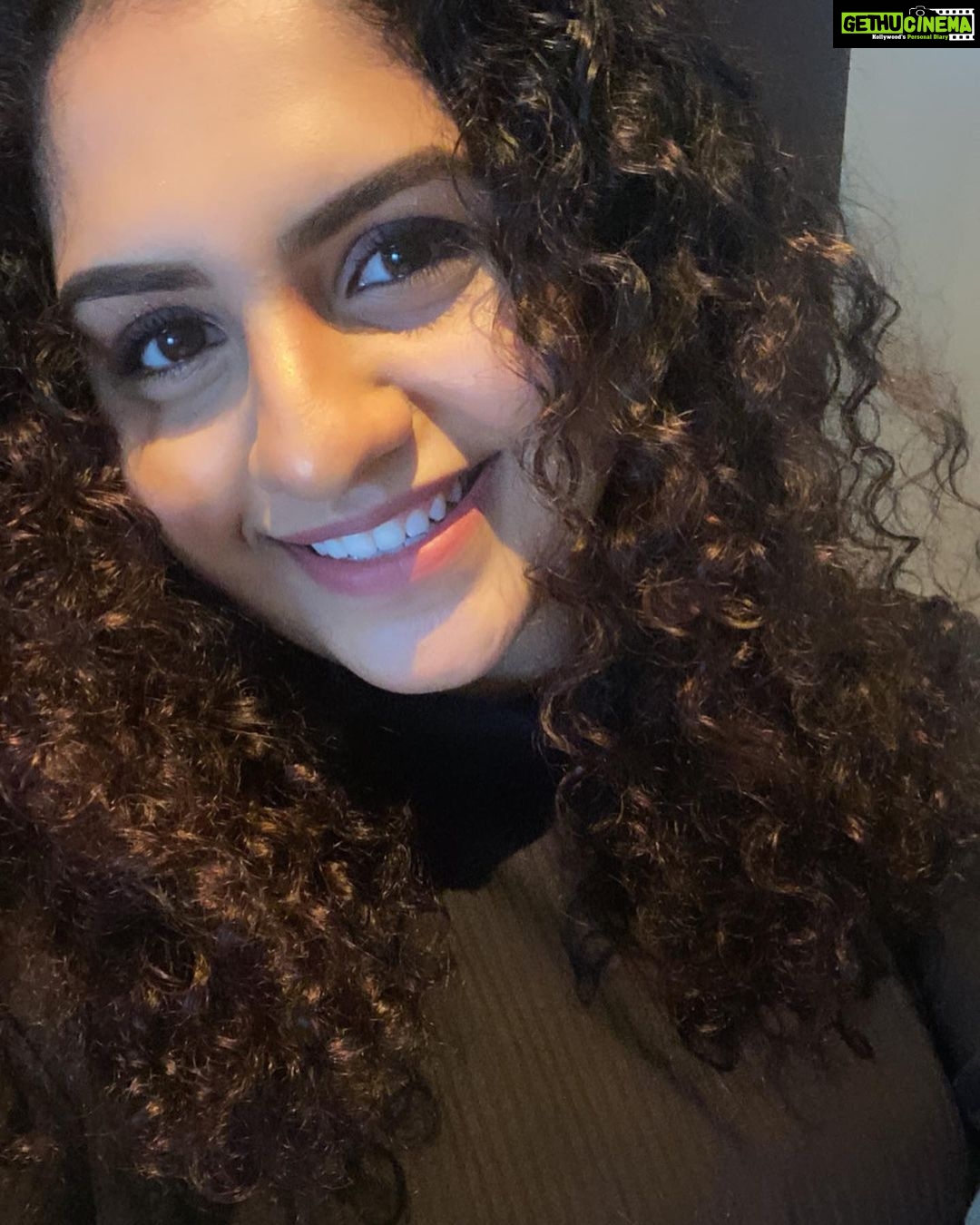 Actress Noorin Shereef HD Photos and Wallpapers December 2021 - Gethu ...