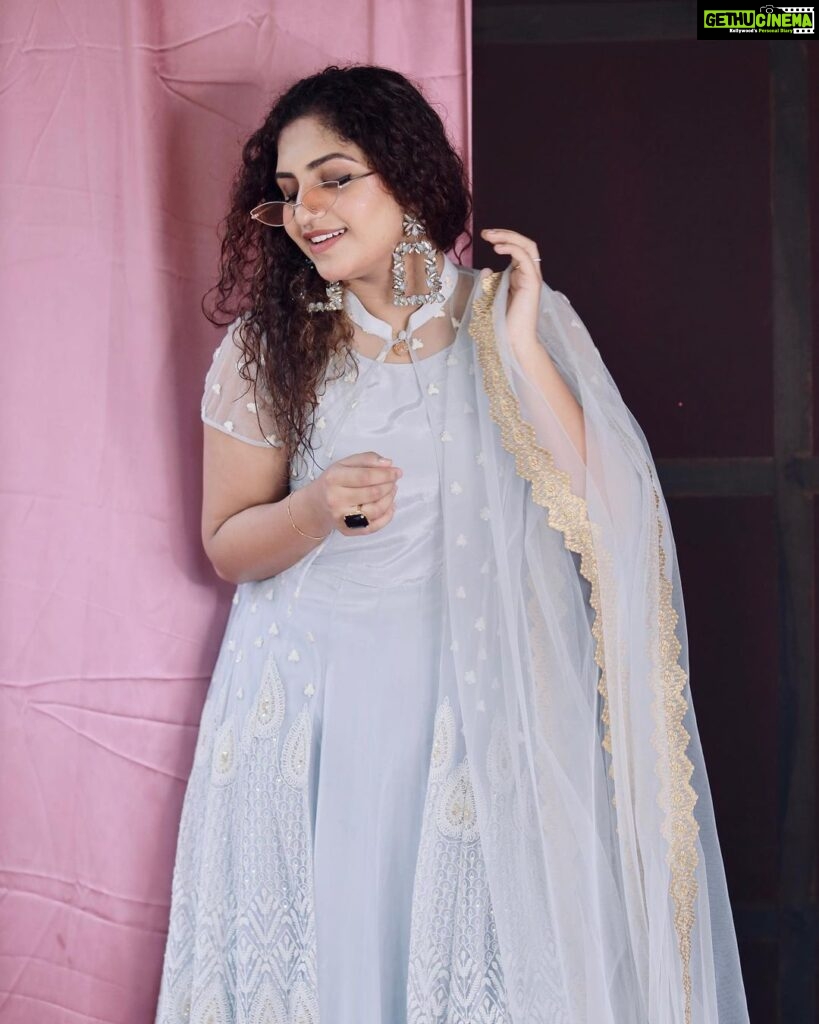 Actress Noorin Shereef HD Instagram Photos and Wallpapers November 2021 ...