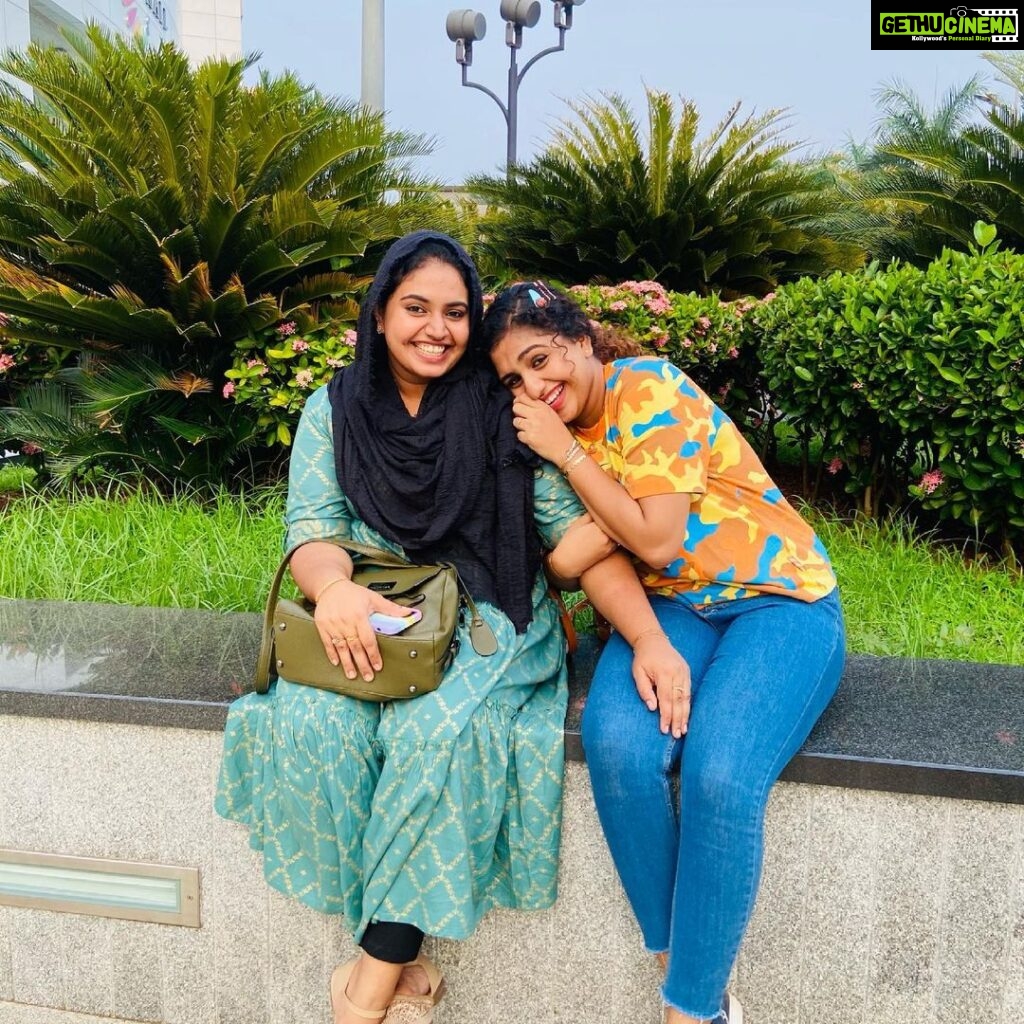 Actress Noorin Shereef HD Photos and Wallpapers June 2021 | Gethu Cinema