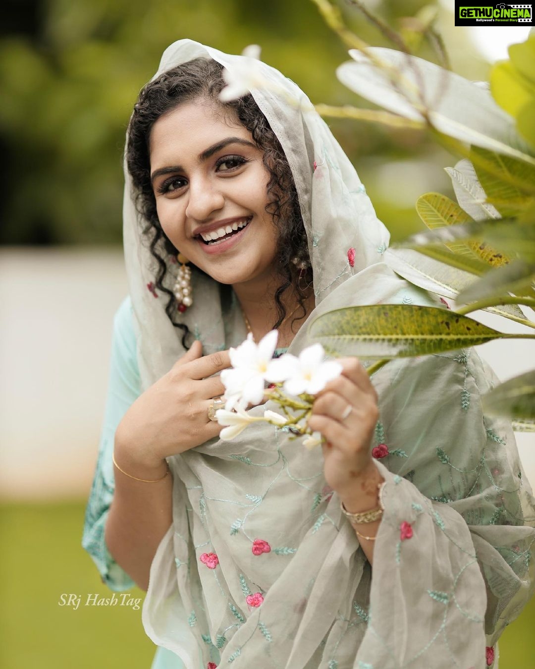 Actress Noorin Shereef HD Photos and Wallpapers June 2021 - Gethu Cinema
