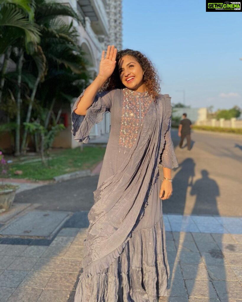 Actress Noorin Shereef HD Photos and Wallpapers June 2021 - Gethu Cinema