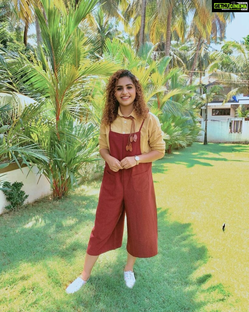 Actress Noorin Shereef HD Photos and Wallpapers August 2020 - Gethu Cinema