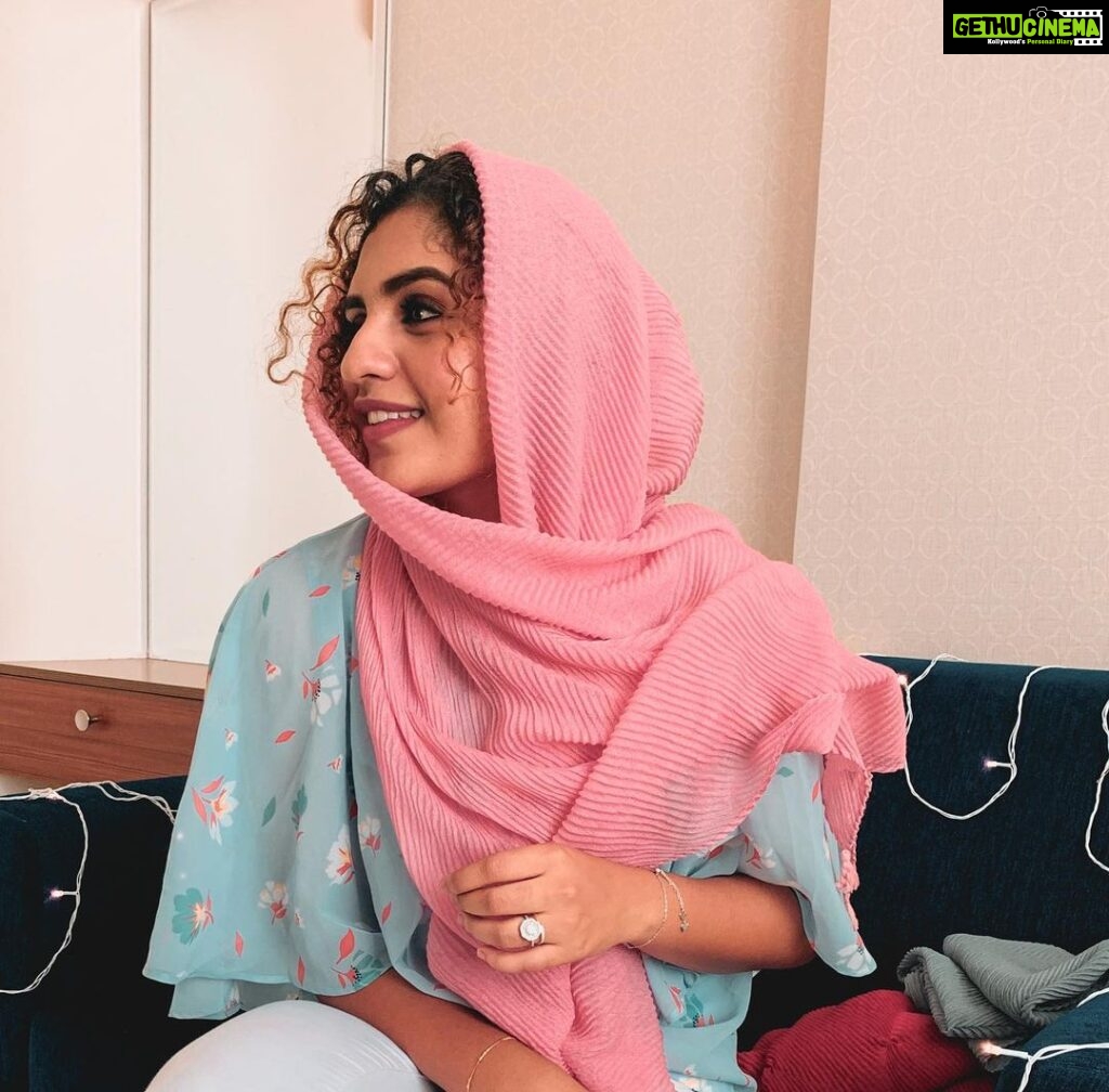 Actress Noorin Shereef HD Photos and Wallpapers May 2020 - Gethu Cinema