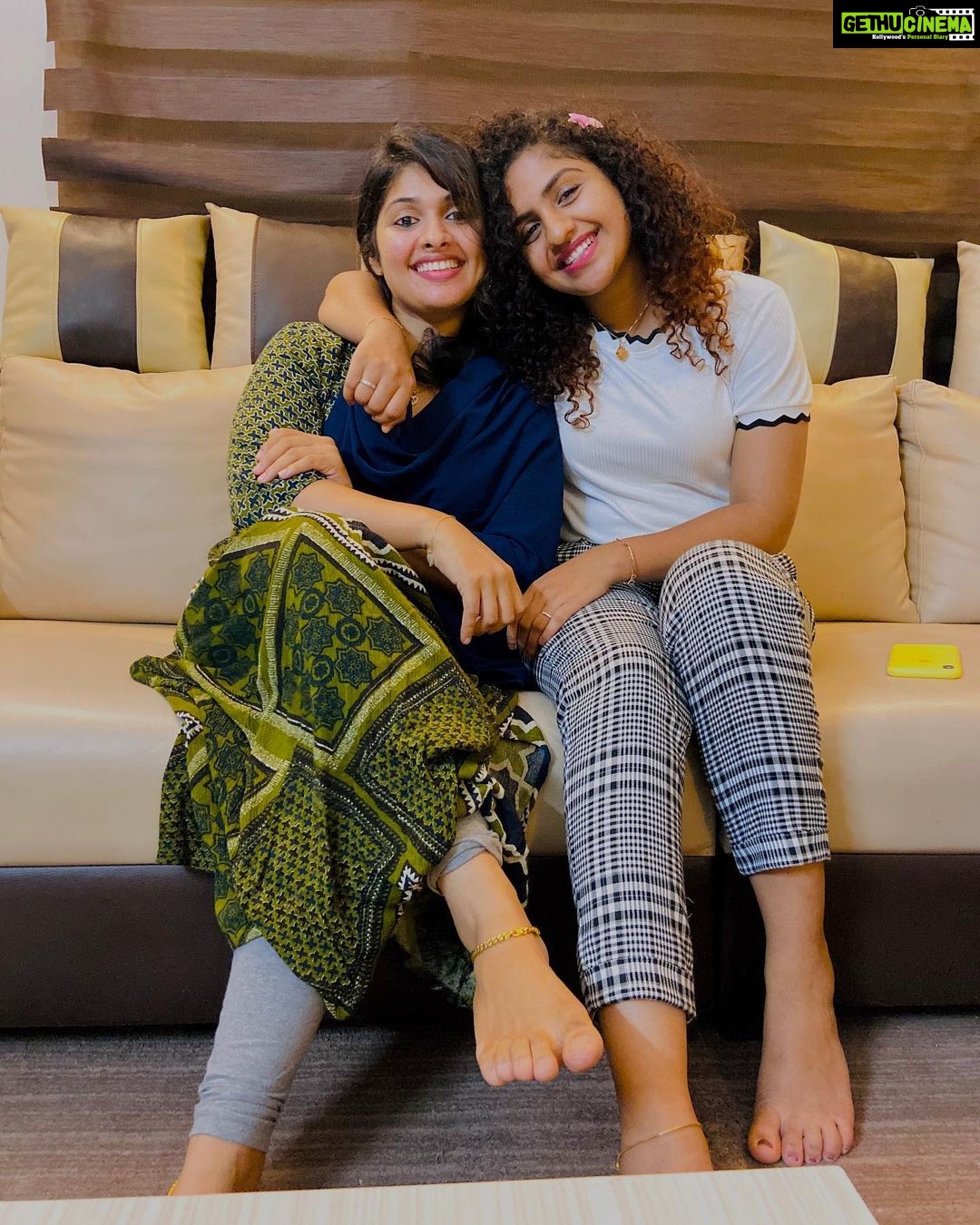 Actress Noorin Shereef HD Photos and Wallpapers October 2020 - Gethu Cinema