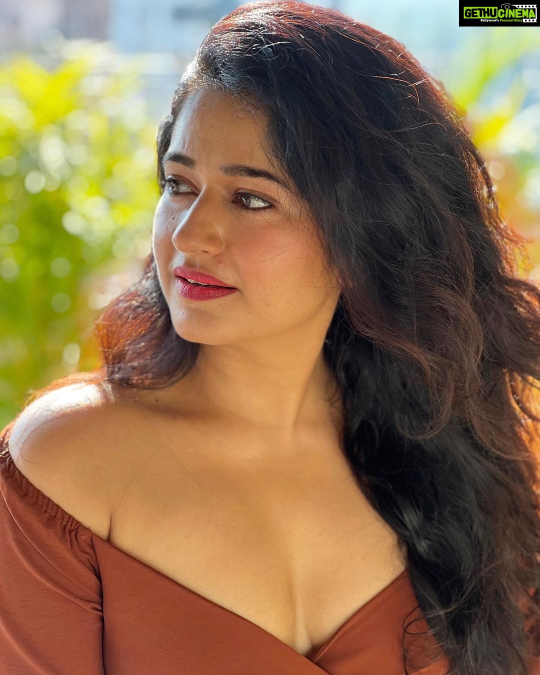 Actress Poonam Bajwa HD Instagram Photos and Wallpapers December 2022 | Gethu Cinema