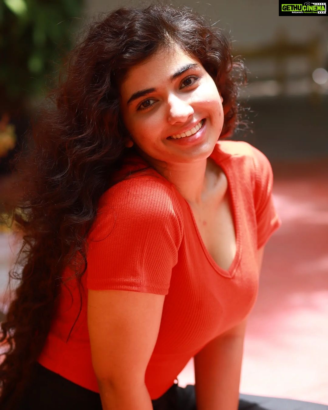 Pragya Nagra Instagram – My curly hair twin in a parallel universe PC ...