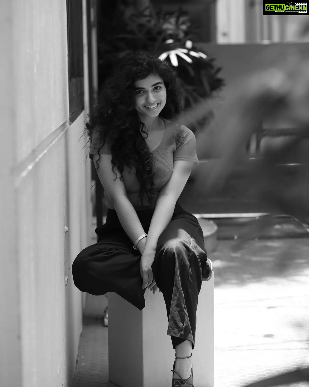 Pragya Nagra Instagram – My curly hair twin in a parallel universe PC ...