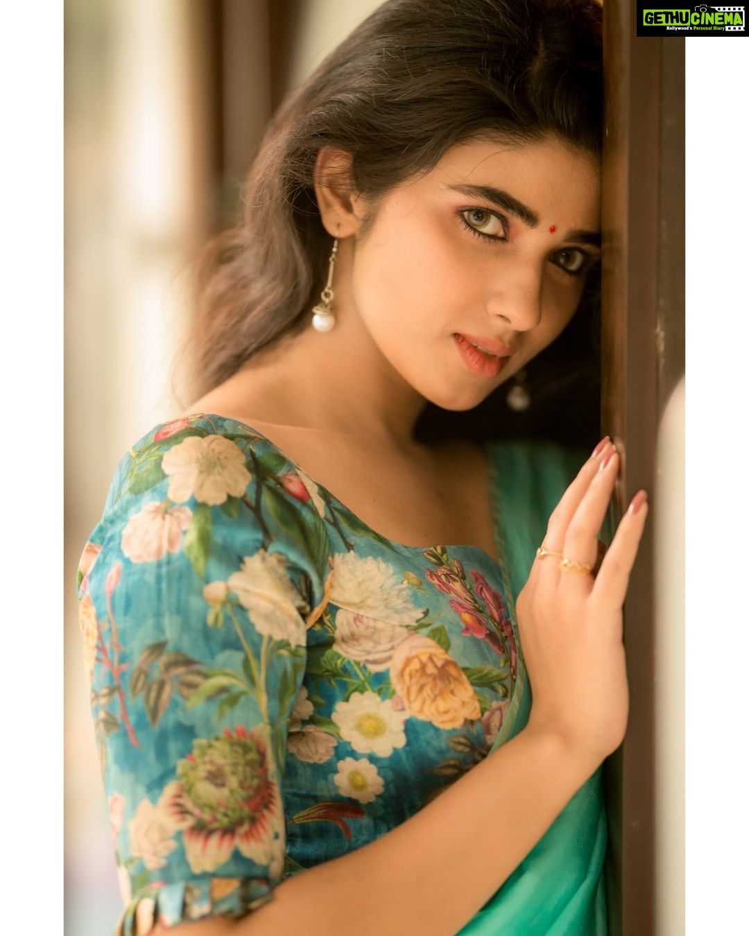 Pragya Nagra Instagram – Artist – @pragyanagra Costumes – @ivalinmabia ...