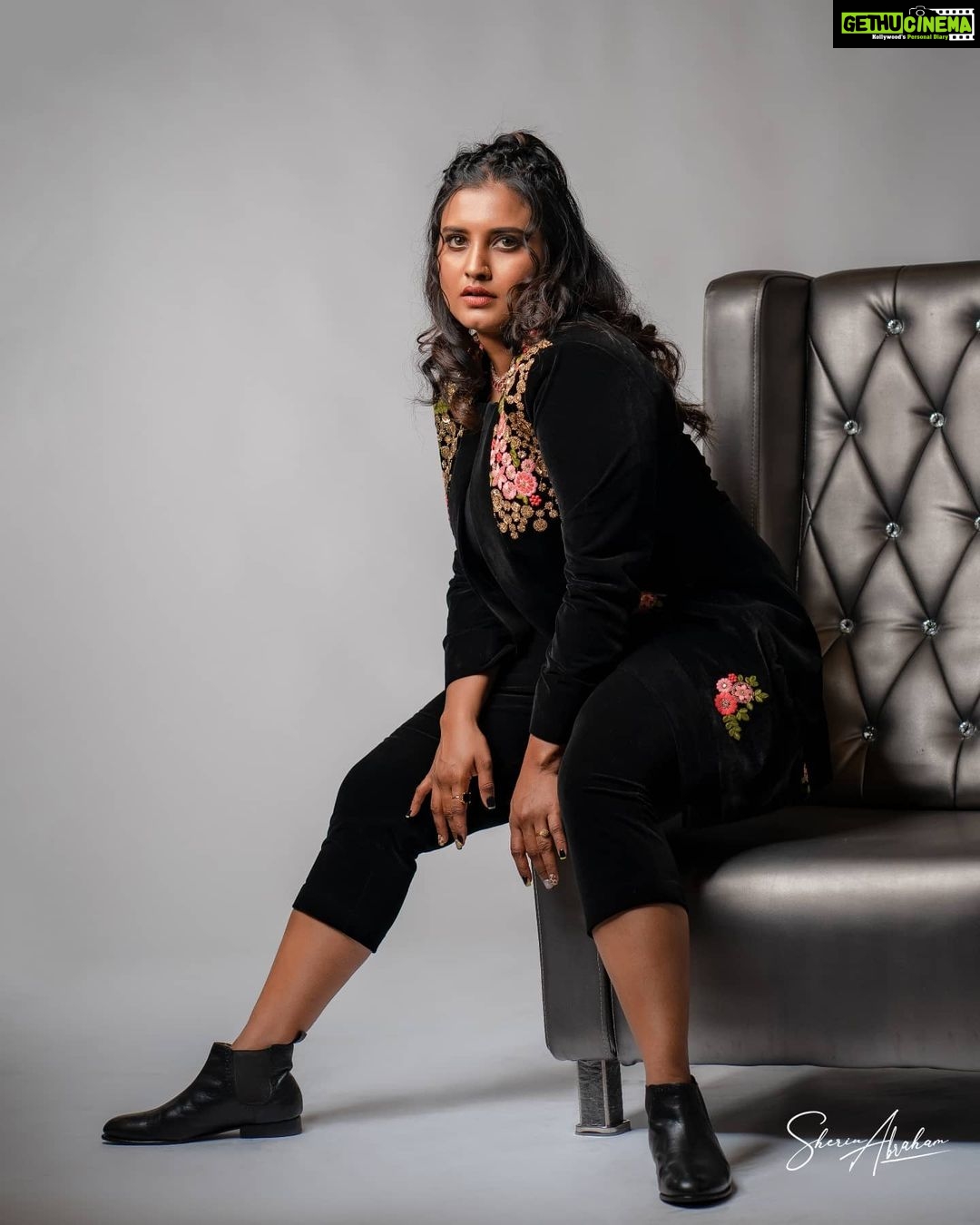 Actress Roshna Ann Roy HD Instagram Photos and Wallpapers December 2021 ...
