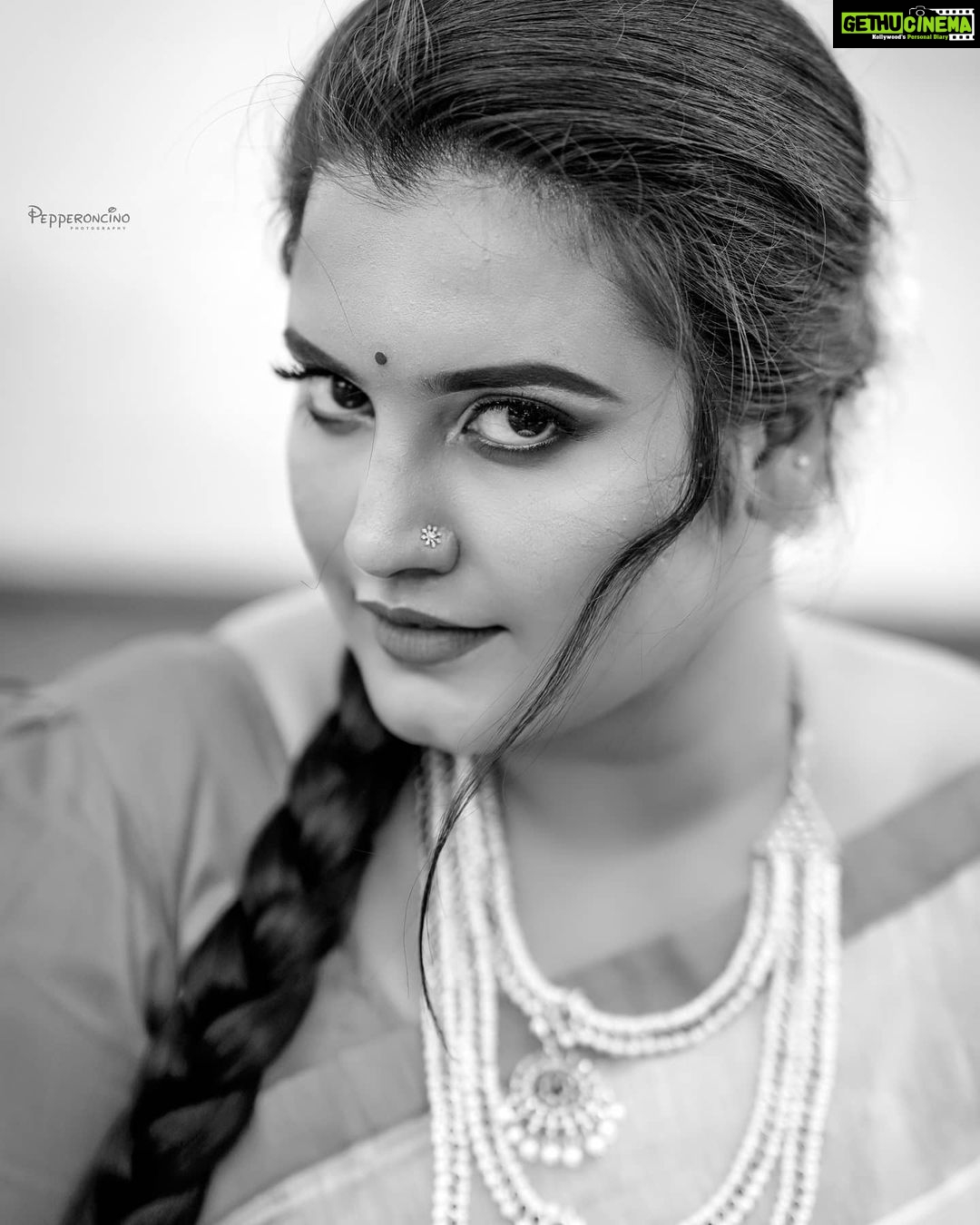 Roshna Ann Roy Instagram – 🖤 | Gethu Cinema