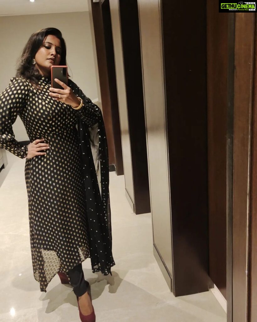 Actress Roshna Ann Roy HD Photos and Wallpapers August 2021 - Gethu Cinema