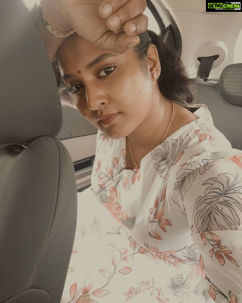 Actress Roshna Ann Roy HD Photos and Wallpapers May 2021 - Gethu Cinema