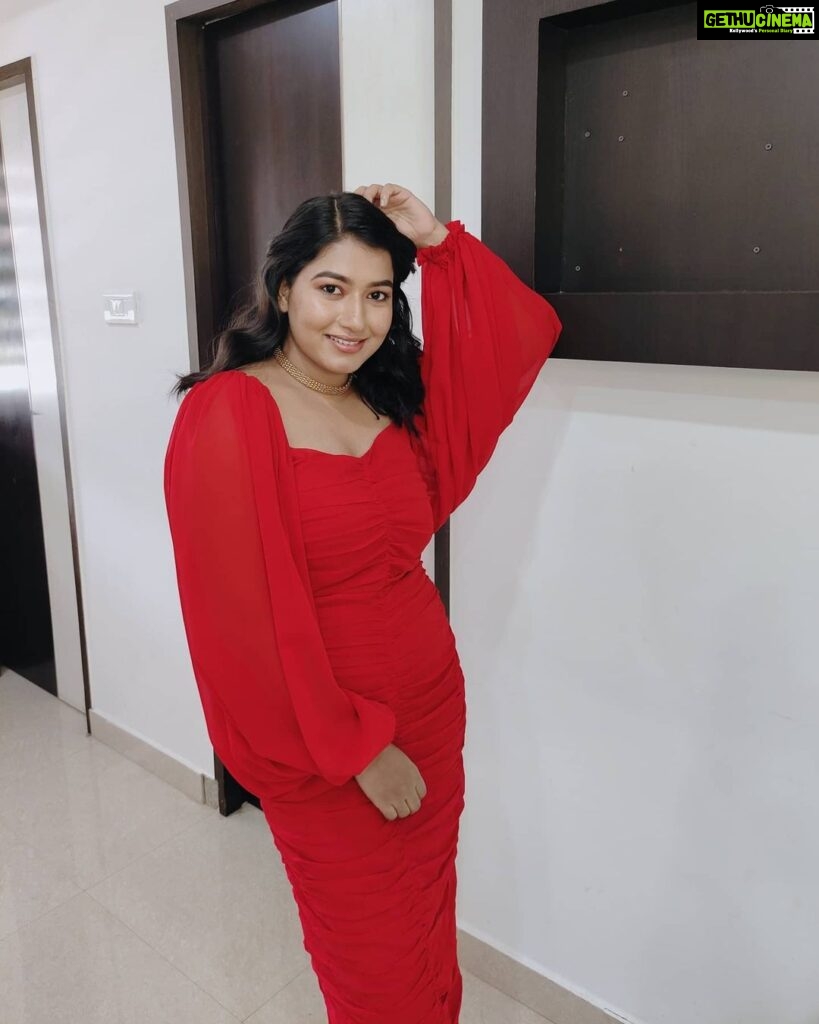 Actress Roshna Ann Roy HD Photos and Wallpapers May 2021 - Gethu Cinema