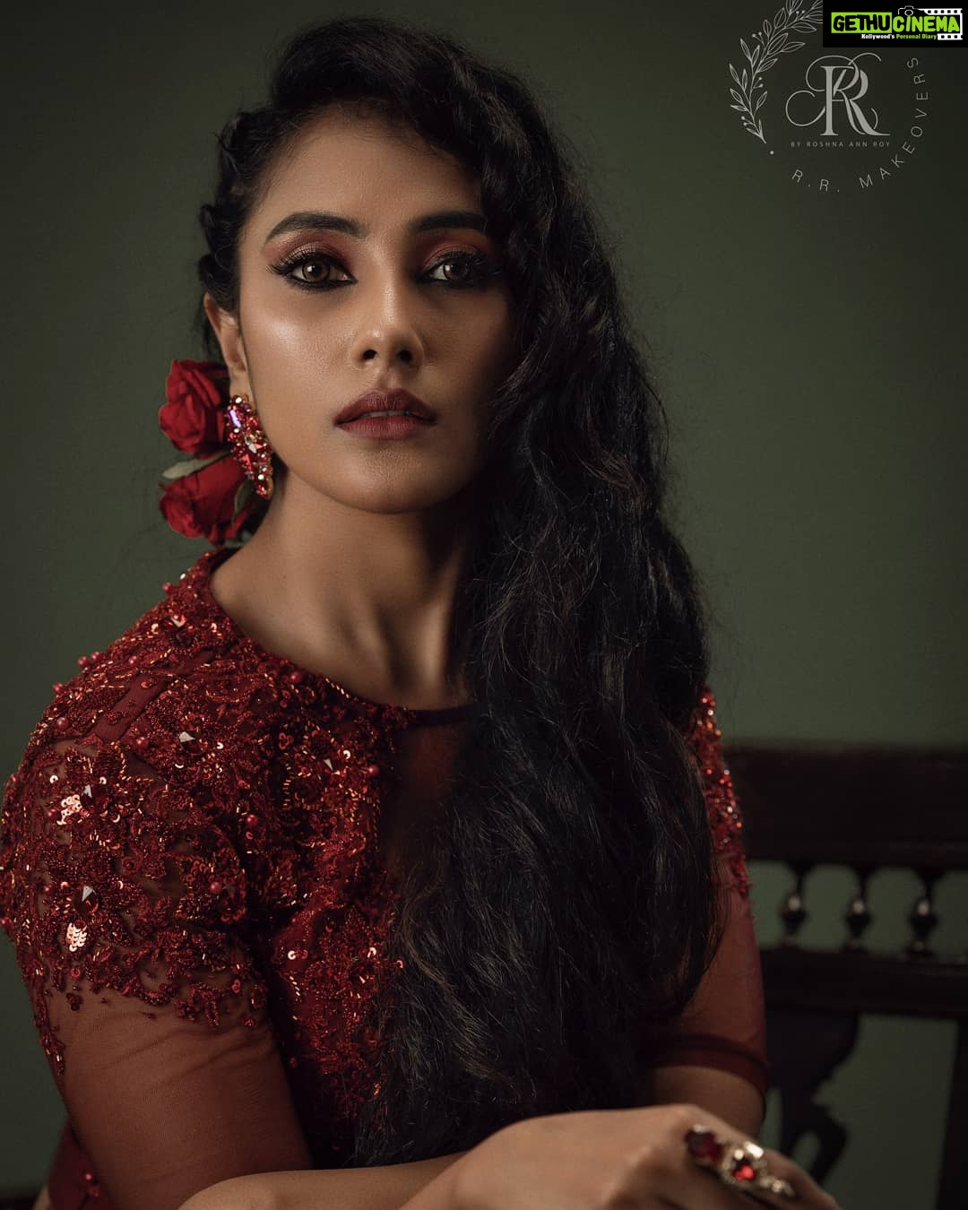 Roshna Ann Roy Instagram – 🖤🖤🖤💯 #RRmakeovers Shoot for @rr.makeovers 🖤 ...