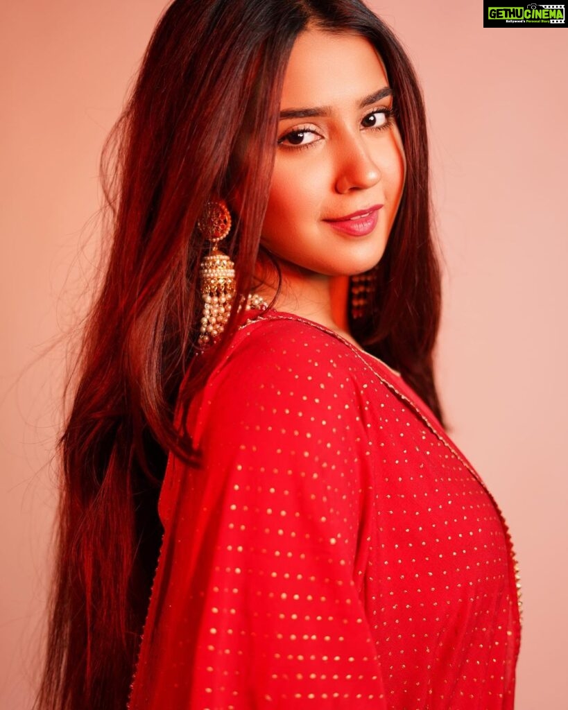 Actress Roshni Walia HD Instagram Photos and Wallpapers October 2022 ...