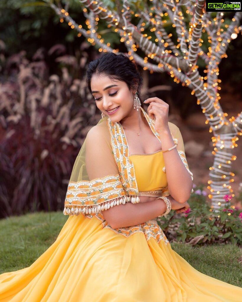 Sangeetha Sringeri Instagram – 🌻🌼💛 Outfit @anthariya_ MuA ...