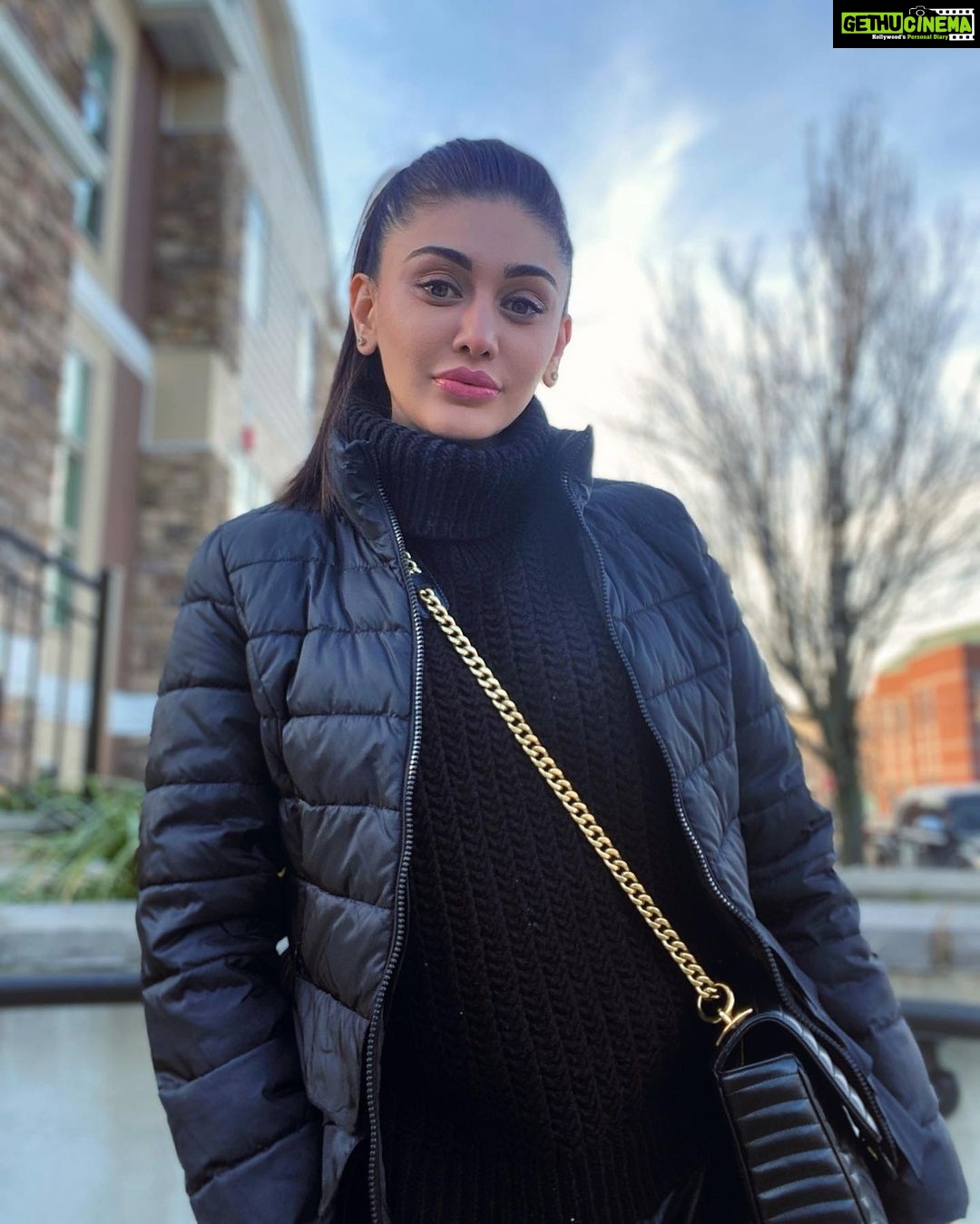 Shefali Jariwala Instagram – It’s a winter-ful life ! #freezing #winter ...