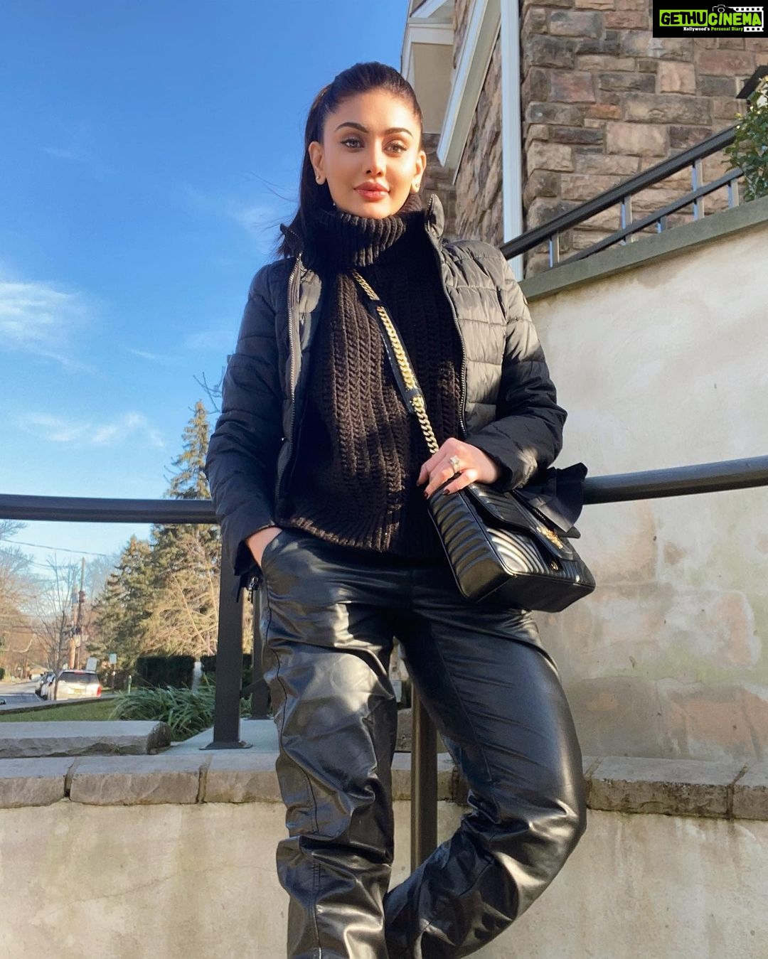 Shefali Jariwala Instagram – It’s a winter-ful life ! #freezing #winter ...