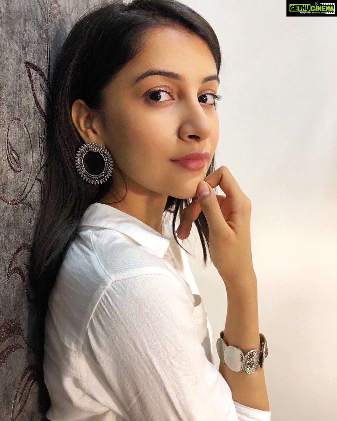 Simran Sharma Instagram – feelin’ yellow🌻 | Gethu Cinema