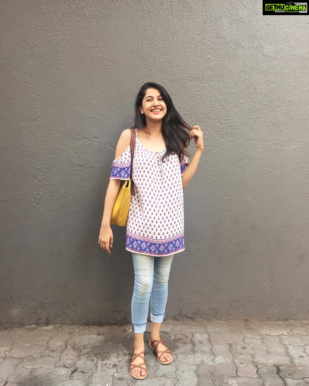Simran Sharma Instagram – #smile 🌈😁 📷: @manjiri.deshmukh Kala Ghoda ...