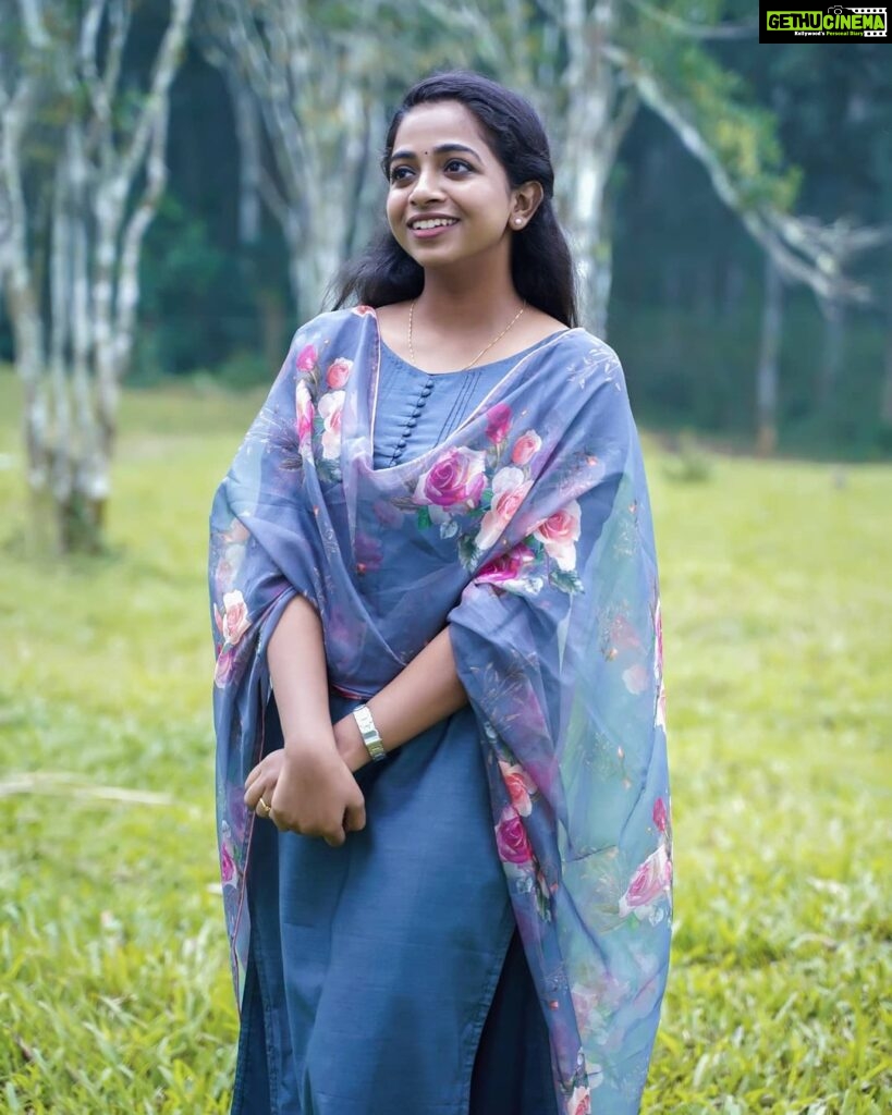 Sneha Babu Instagram - उड़े जब-जब जुल्फें तेरी Pc:- @anagha_maria ...