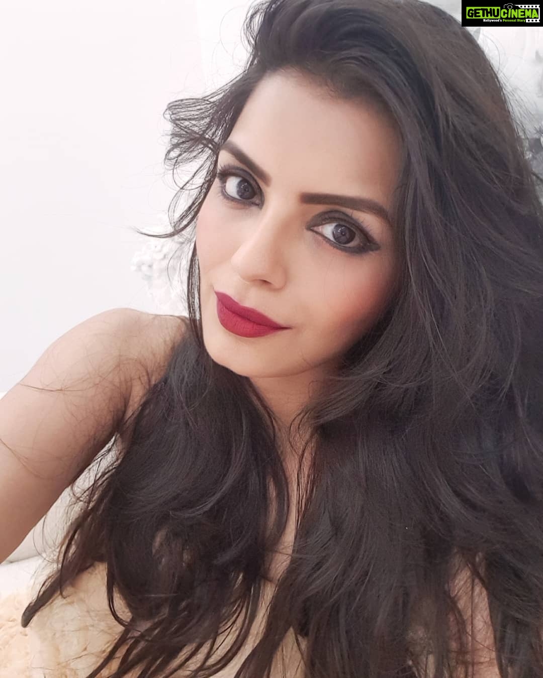 Sonali Raut Instagram – Day 1!!!!! #shoot #makeup #glam #sexy #mood ...