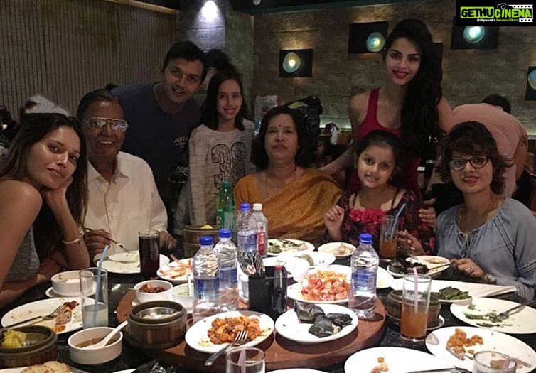 Sonali Raut Instagram – Family lunch with @ujjwalaraut & @ashwini ...