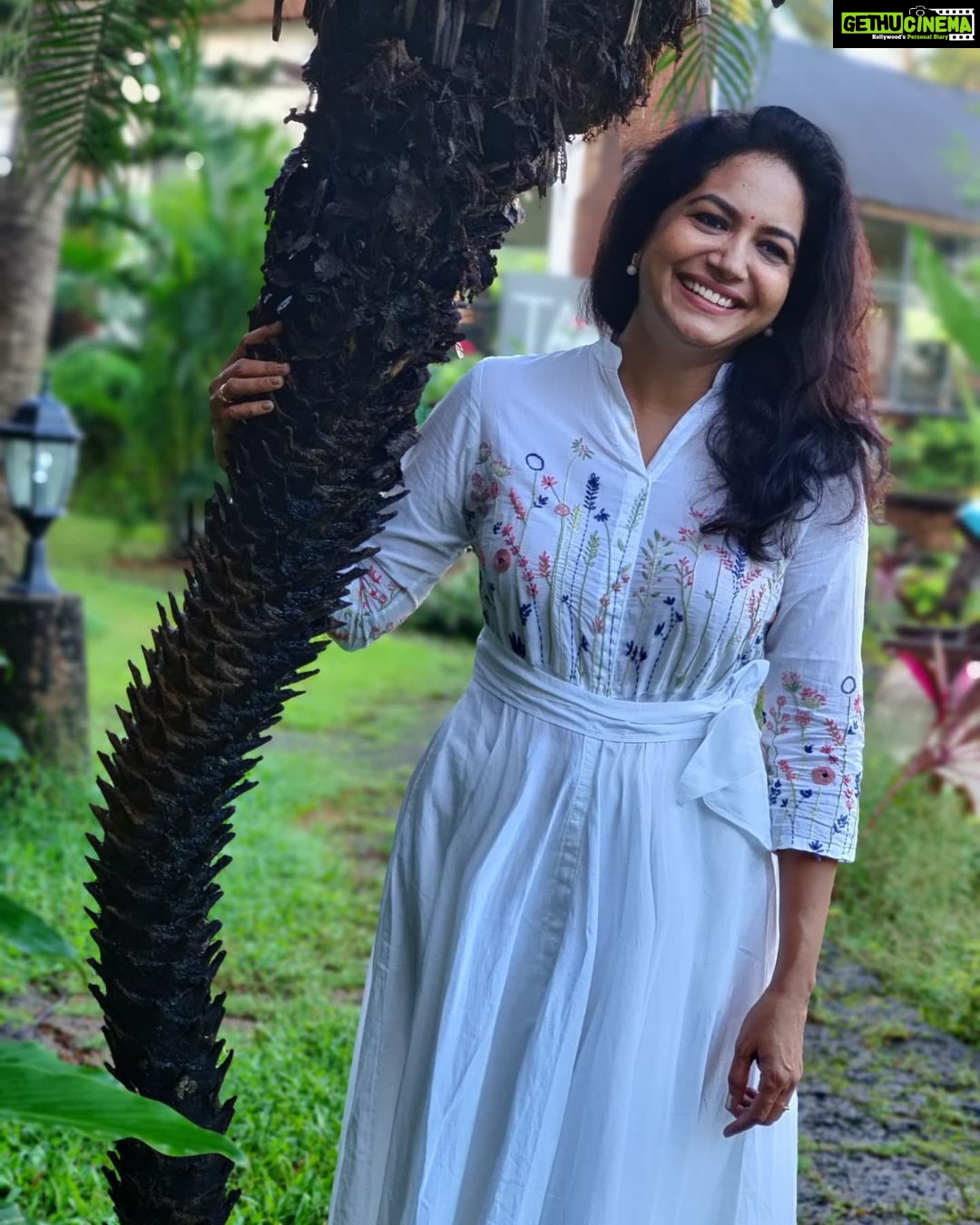 Singer Sunitha Upadrashta HD Instagram Photos and Wallpapers September ...