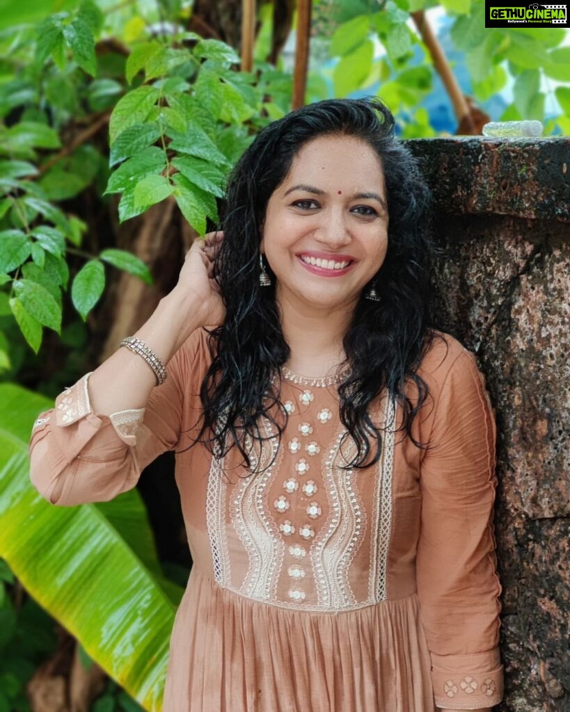 Singer Sunitha Upadrashta HD Instagram Photos and Wallpapers October ...