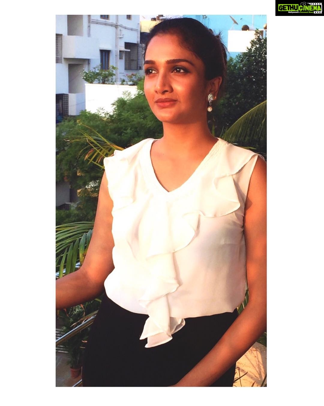 Actress Surabhi Santosh HD Photos and Wallpapers April 2019 - Gethu Cinema