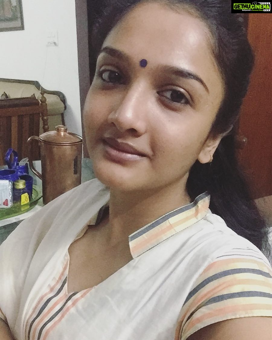 Actress Surabhi Santosh HD Photos and Wallpapers January 2019 - Gethu Cinema