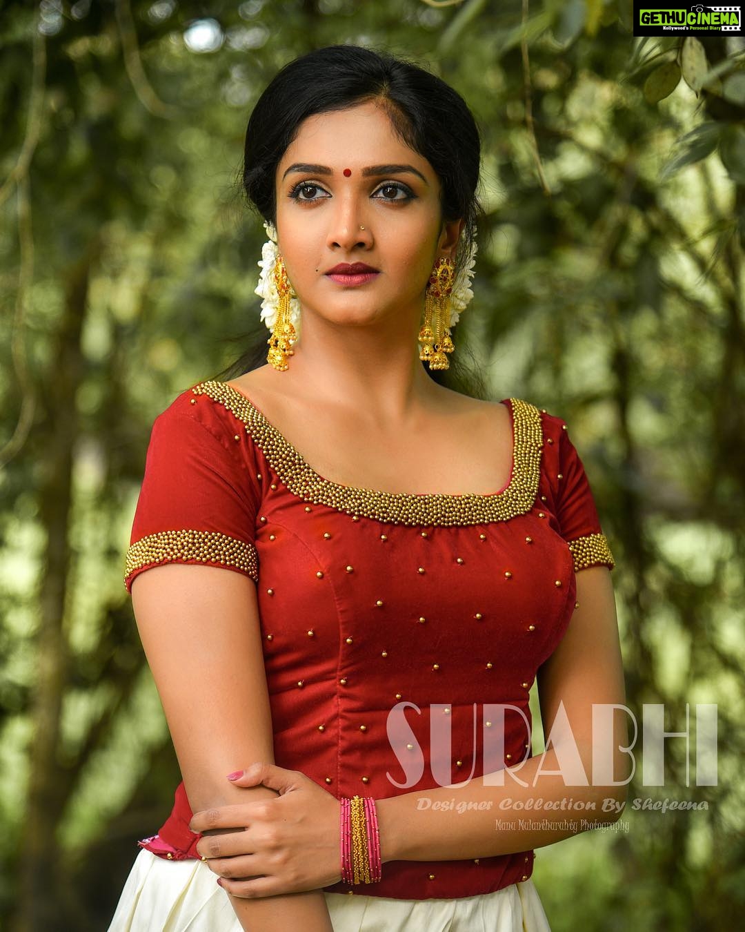 Surabhi Santosh Instagram – Traditional ways💕 #promotions #interview ...