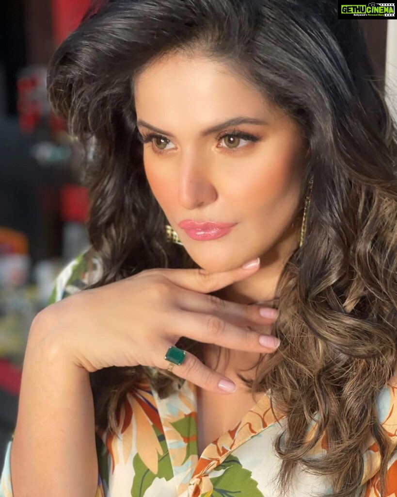 Actress Zareen Khan HD Instagram Photos and Wallpapers September 2022 ...