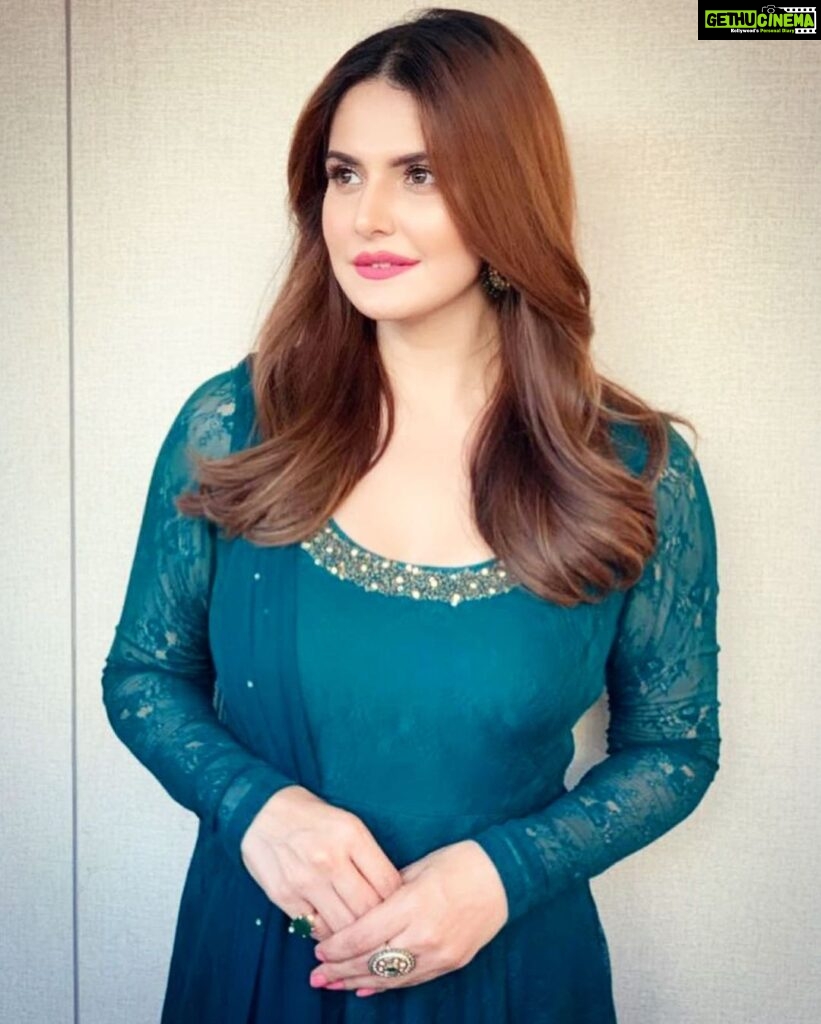 Zareen Khan Instagram - 🦚 MakeUp - @bijoyjeet.saikia Hair - @ashwini_hairstylist Stylist ...