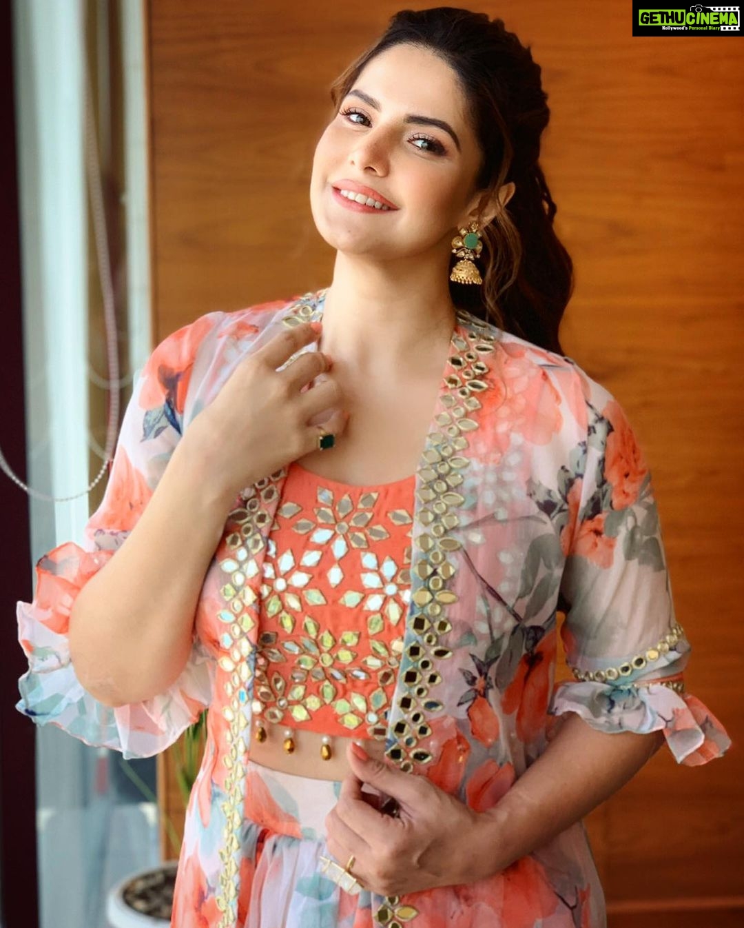 Zareen Khan Instagram – 🌸 Outfit – @surbi_mahna Jewellery – @shilpigoyaljewellery MakeUp ...