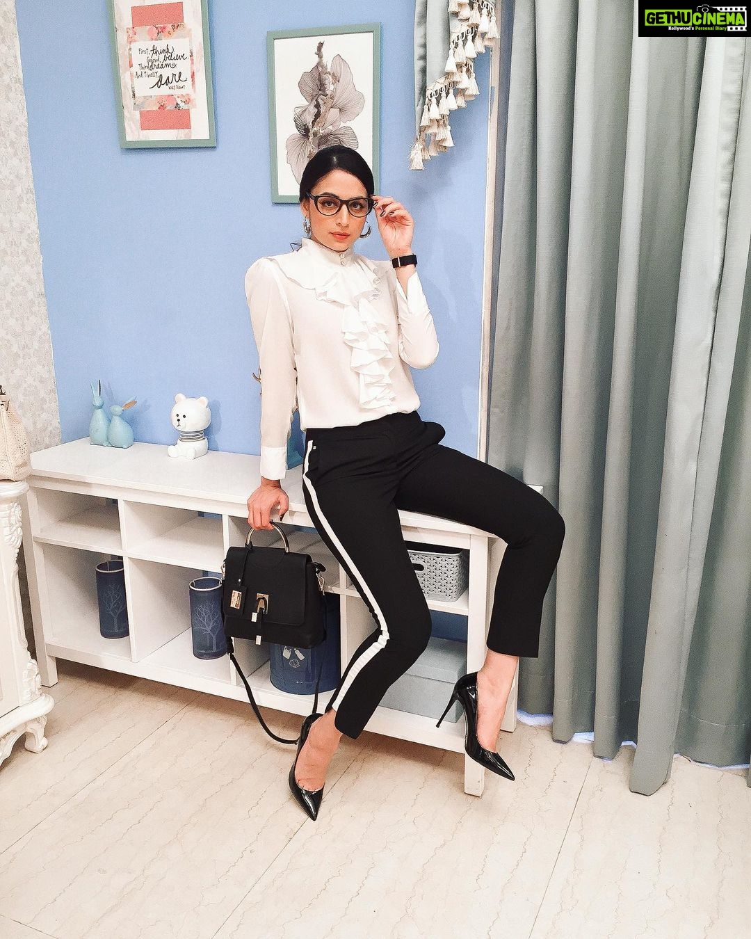 Zoya Afroz Instagram – Ready to close deals in heels 💼😉 @flipkart # ...