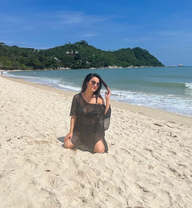 Actress Adaa Khan Latest Instagram Pictures | Gethu Cinema